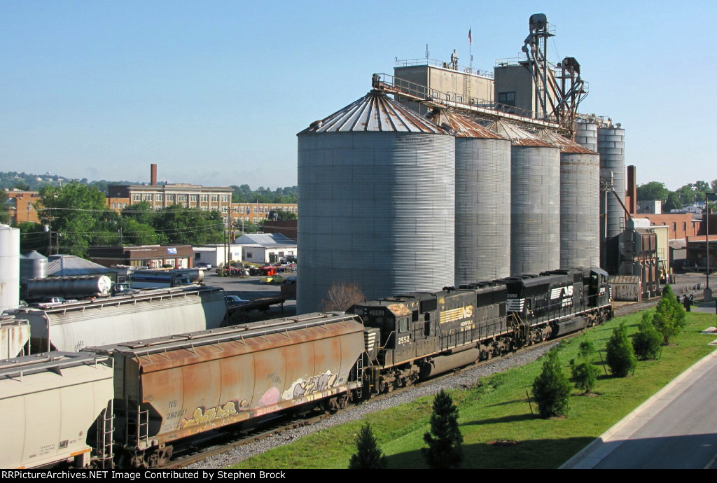 NS 2592 and NS 2552 take the 40V grain train past the Valley Co-Op Mill